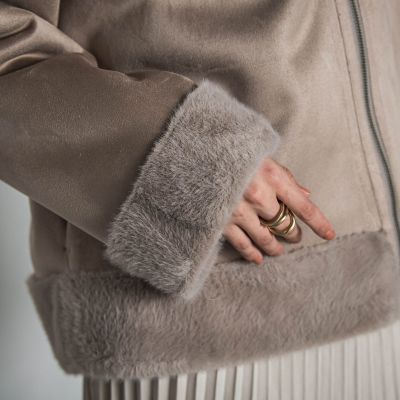 カジュアルだけど女っぽいフェイクムートンジャケット | MAYSON GREY