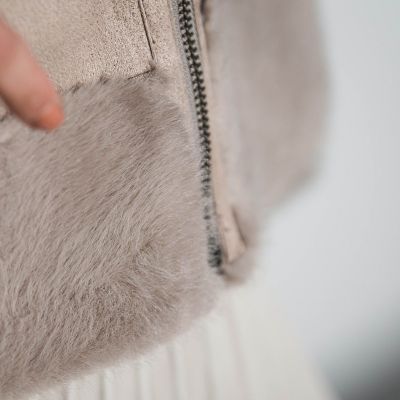 カジュアルだけど女っぽいフェイクムートンジャケット | MAYSON GREY